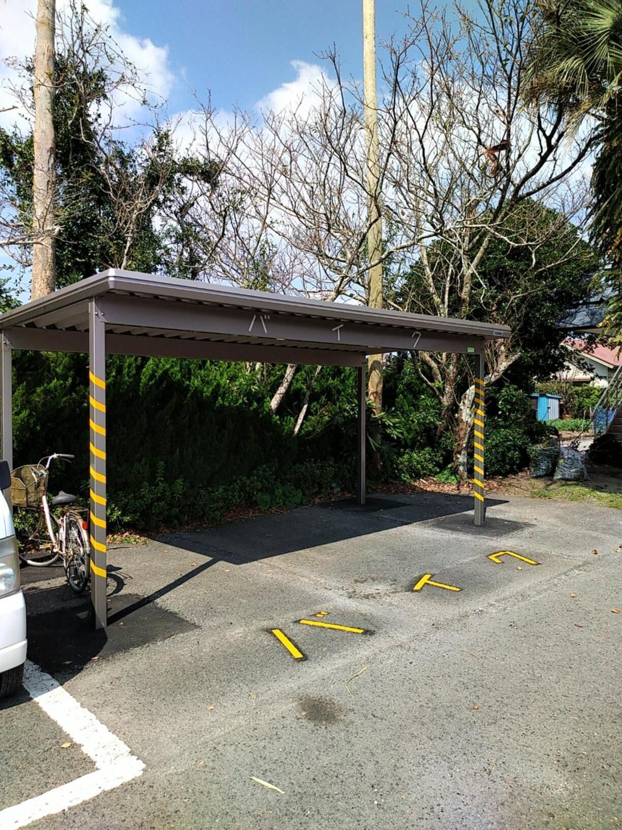 Uma área de estacionamento coberta com uma bicicleta estacionada dentro.