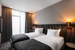 Quarto duplo standard | Cofres nos quartos, quartos à prova de som, Wi-Fi de cortesia