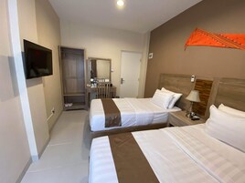 Quarto Twin Standard | Com decoração personalizada, com mobília individualizada, secretária 