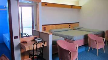 Cofres nos quartos, cortinas blackout, quartos à prova de som