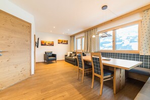Apartamento Panorâmico, 2 quartos, terraço (Zillertal) | Refeições no quarto