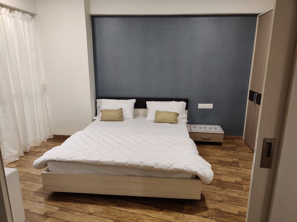 5 Star Service Apartment Opp Airport - Surat