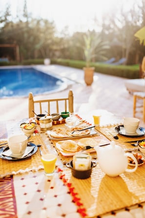 Café da manhã com pratos da culinária local grátis todos os dias