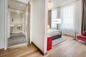 Quarto, acessível | 1 quarto, roupa hipoalergénica, cofre no quarto, secretária