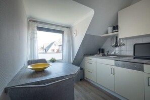 Apartamento | Cozinha privada | Uma placa de cozinha, uma máquina de lavar louça 