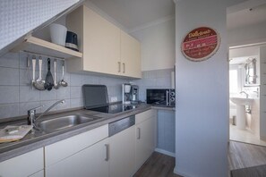Apartamento | Cozinha privada | Uma placa de cozinha, uma máquina de lavar louça 