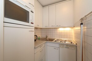 Apartamento | Cozinha privada | Geladeira, micro-ondas, cooktop, lava-louças
