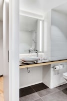 Frigobar, cofres nos quartos, escrivaninha