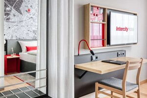 Minibar, cofre no quarto, secretária