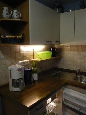 Apartamento | Cozinha privada | Geladeira, cooktop