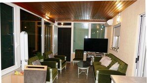 Casa | Sala | Televisor, lareira, leitor de DVD 