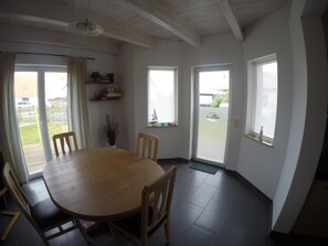 Casa | Cozinha privada | Um frigorífico, um micro-ondas, uma placa de cozinha