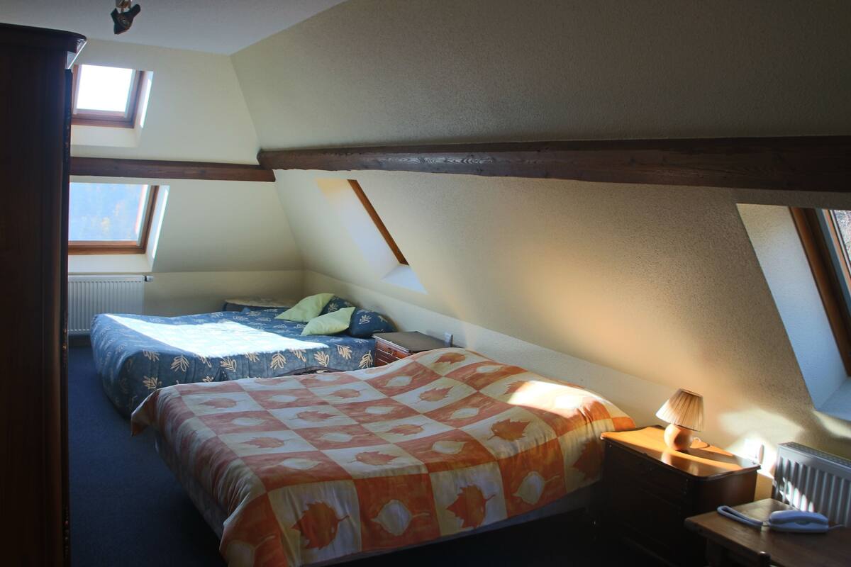 Quarto família | Escrivaninha, quartos à prova de som, ferros/tábuas de passar roupa