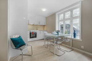 3 bedroom apartment, ground floor | Sala de estar | TV de ecrã plano, leitor de DVD 