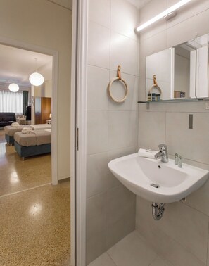 Apartamento Económico, 2 quartos | Casa de banho | Um polibã, artigos de higiene pessoal grátis, um secador de cabelo 