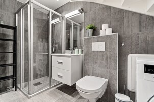 2 bedroom apartment, lower floor | Banheiro | Chuveiro, toalhas de banho