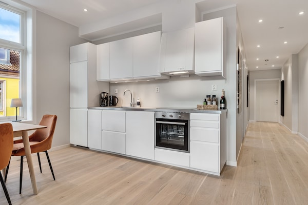 Um frigorífico, um forno, uma placa de cozinha