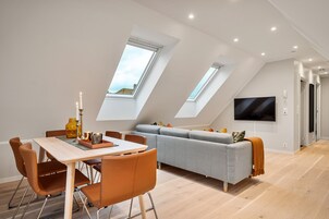 Apartamento, 3 quartos (3rd Floor apt 6) | Área de estar | Smart TV 42 polegadas com canais digitais, TV