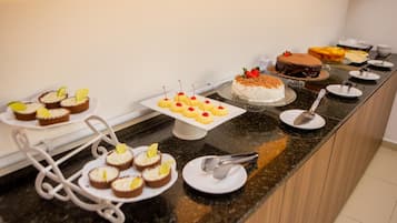 Café da manhã com buffet grátis todos os dias
