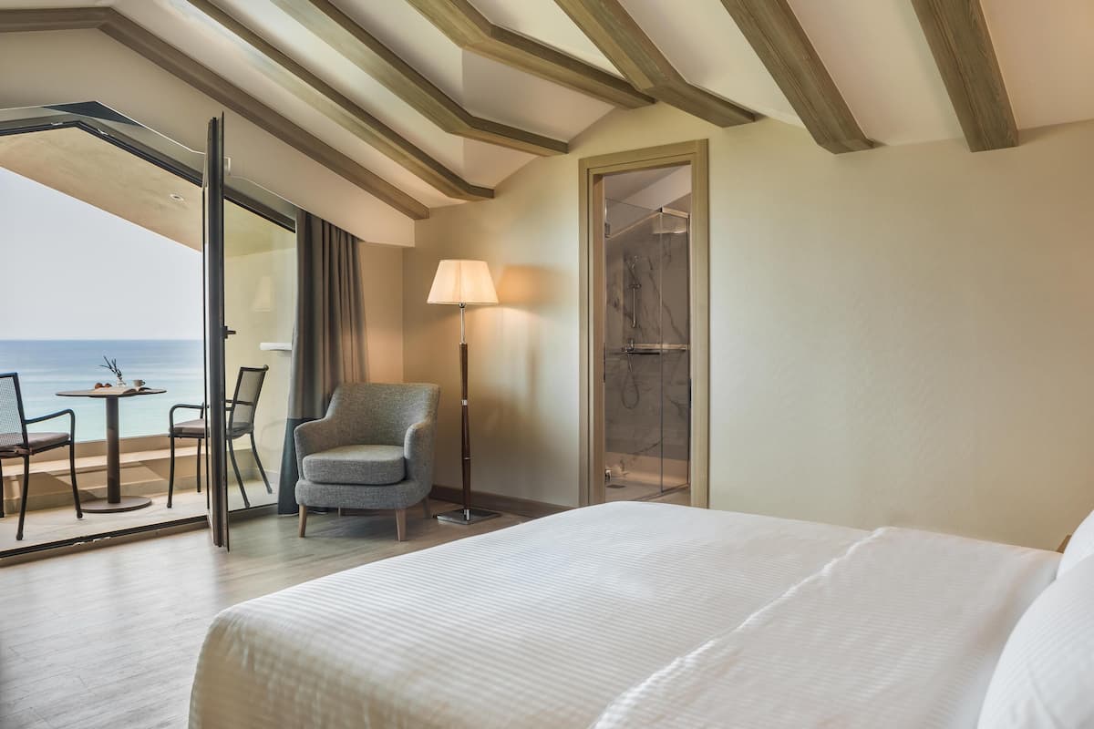 Quarto casal, sacada, vista para o mar | 2 quartos, frigobar, cofres nos quartos, escrivaninha