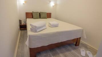 Apartamento, 1 cama queen-size | 1 quarto, secretária, Wi-fi grátis, roupa de cama fornecida