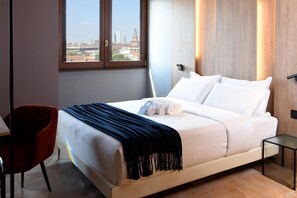 Quarto casal standard (View) | Cofres nos quartos, escrivaninha, espaço de trabalho para notebook