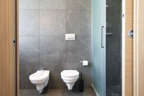 Quarto duplo superior | Banheiro | Chuveiro com efeito de chuva, secador de cabelo, bidê, toalhas de banho