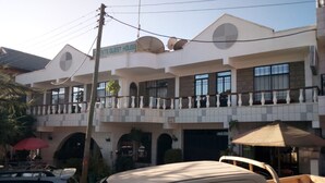 Um edifício de vários andares com uma placa que diz 'ENT'S GUEST HOUSE'.