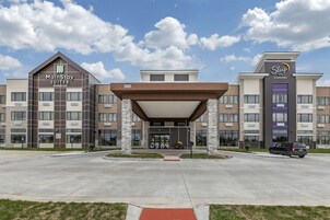 Um hotel com MainStay Suites e Sleep Inn pela Choice Hotels. Apresenta um design moderno com entrada coberta e estacionamento.