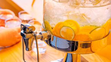 Café da manhã com buffet grátis todos os dias