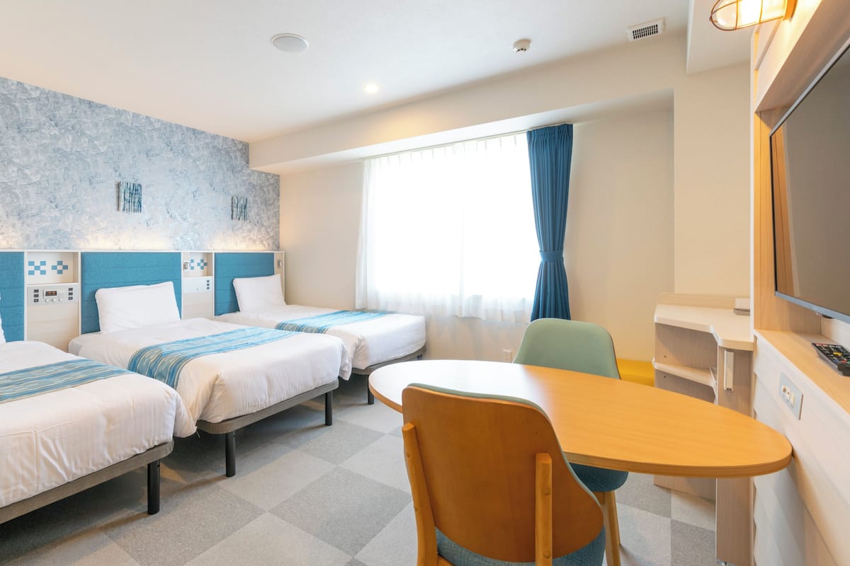 Quarto triplo, 3 camas de solteiro, para não fumantes | Roupas de cama premium, cofres nos quartos, escrivaninha