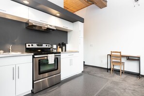 Um frigorífico/congelador grande, um forno, uma máquina de lavar louça 