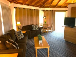 Suíte premium, várias camas, vista para o campo de golfe | Área de estar | TV de tela plana 30 polegadas com canais a cabo, TV