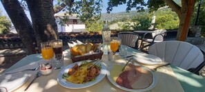 Café da manhã com buffet grátis todos os dias