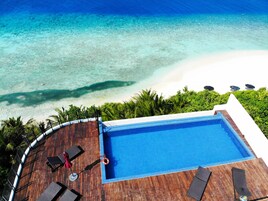 Piscina externa, funciona das 7h às 18h, espreguiçadeiras
