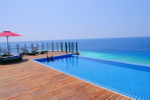 Piscina externa, funciona das 7h às 18h, espreguiçadeiras