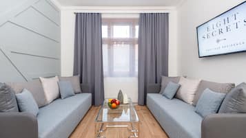 Apartamento Deluxe (201-401) | Sala | Televisor de ecrã plano de 43 polegadas com canais via satélite