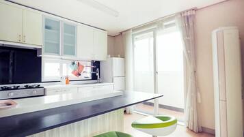 Quarto (1F - Kloud (Bed)) | Cozinha privada | Panela elétrica de arroz, talheres/pratos/utensílios de cozinha