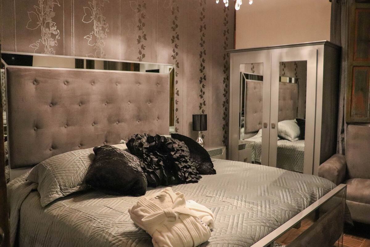 Suite Deluxe | Cofre no quarto, secretária, cortinas/cortinados opacos, Wi-fi grátis 