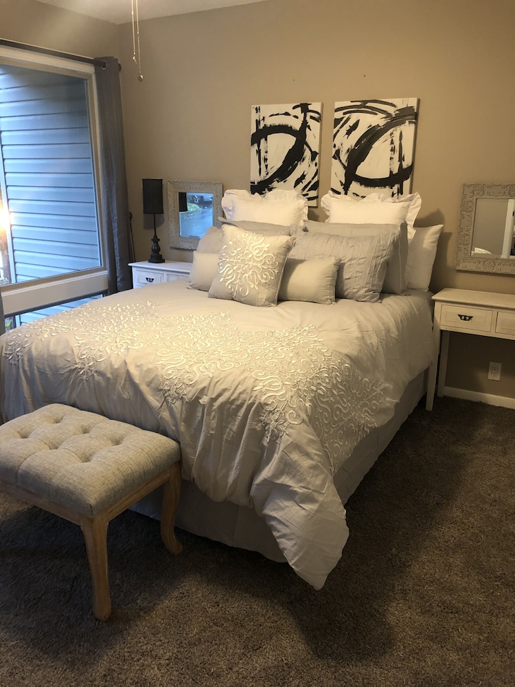 New Listing Beautifully Remodeled 2 Story Townhome With Lake Views - Arkansas