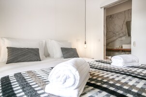 Quarto Duplo ou Twin Superior com Vista Piscina (Duplo/Twin Vista Piscina e zona de estar) | Minibar, quartos insonorizados, Wi-fi grátis, roupa de cama fornecida 