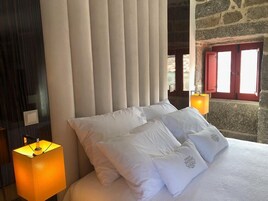 Santa Eufémia | Secretária, Wi-fi grátis 