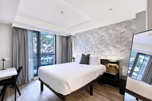 Queen Room with Balcony (Accessible Facilities in Selected Rooms) | Cofre no quarto, cortinas/cortinados opacos, ferro/tábua de engomar 