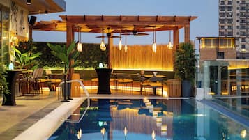 Piscina externa, funciona das 8h às 20h, espreguiçadeiras