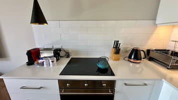 Apartamento superluxo | Cozinha privada | Geladeira grande, micro-ondas, fogão, cooktop