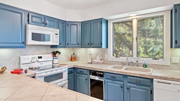 Casa, 6 quartos | Cozinha privada | Um frigorífico, um micro-ondas, um forno, uma máquina de lavar louça