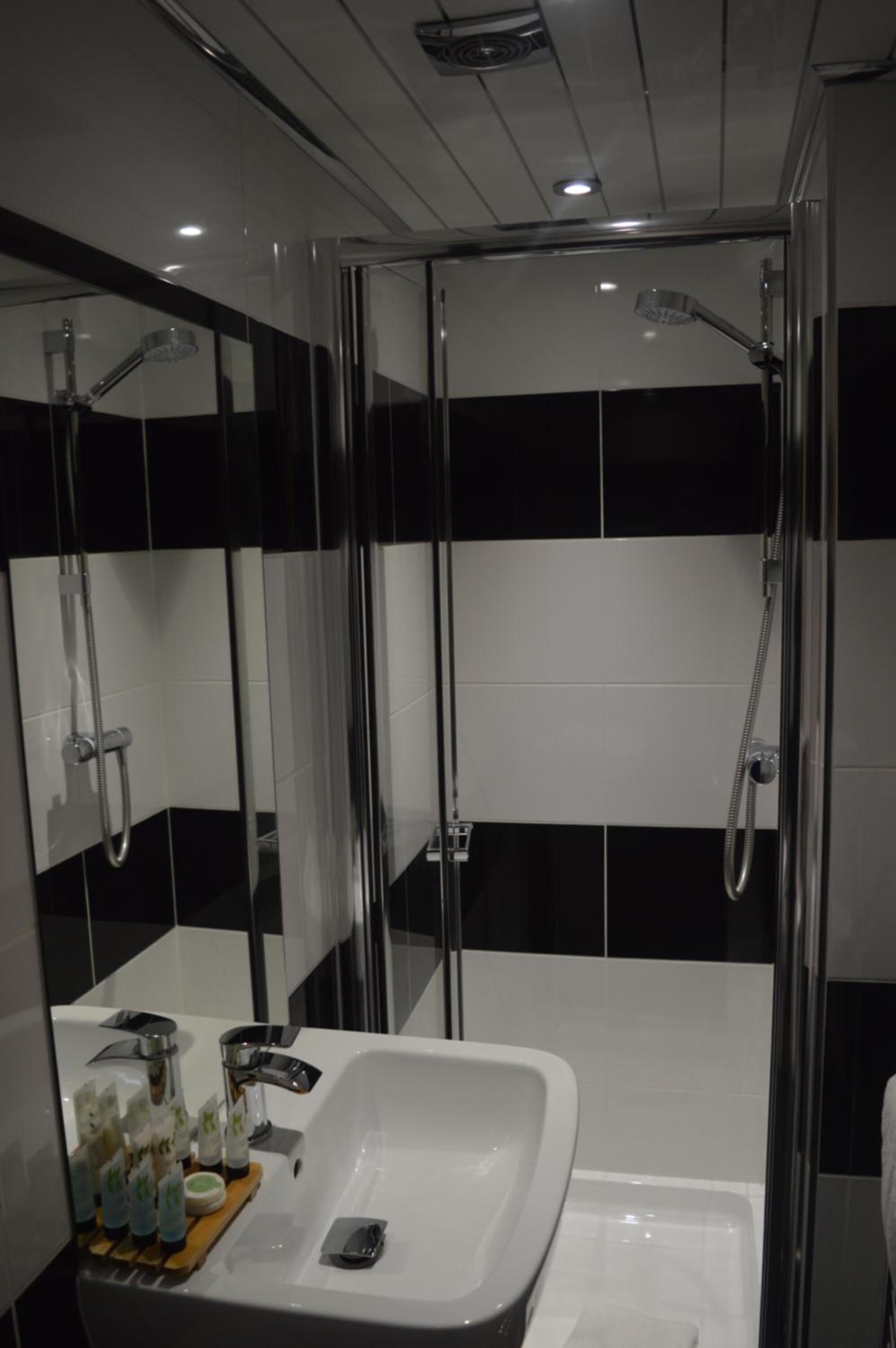 Produtos de toalete grátis, secador de cabelo, roupões de banho 