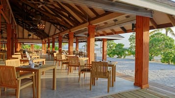 3 restaurantes, é servido café da manhã