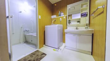 Apartamento (Nestle Tokyo Deluxe Akihabara 02) | Casa de banho | Um polibã e uma banheira separados, artigos de higiene pessoal grátis