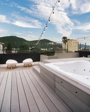 Piscina no piso superior